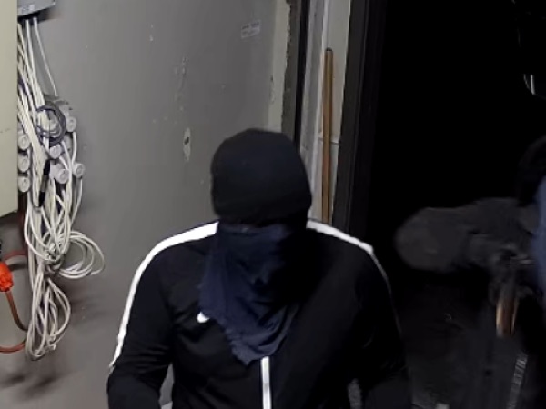 Wellington.Scoop » Men brandished weapons as they robbed a bar in Upper ...